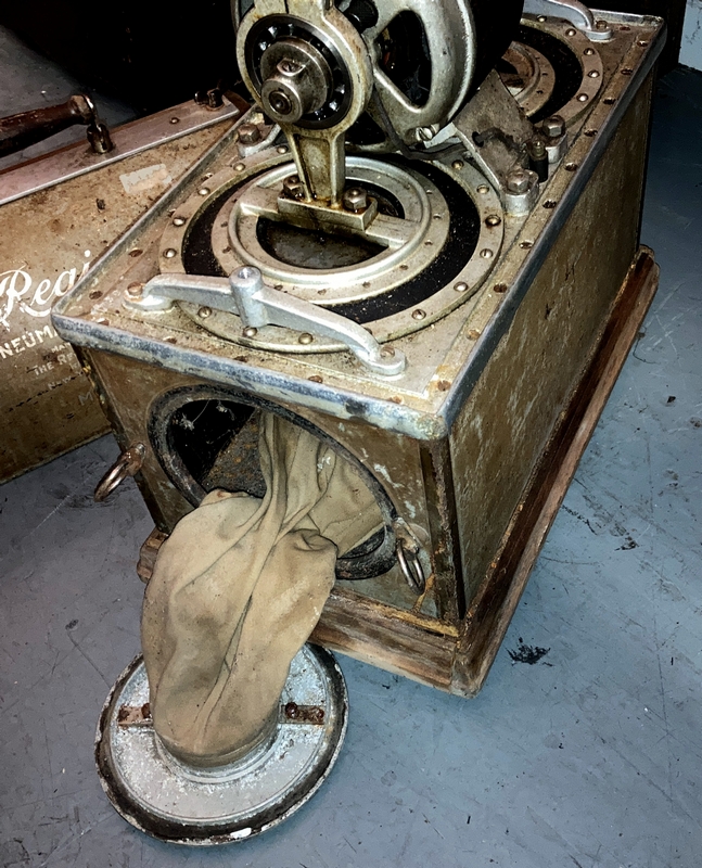 ANTIQUE VACUUM CLEANERS PAGE